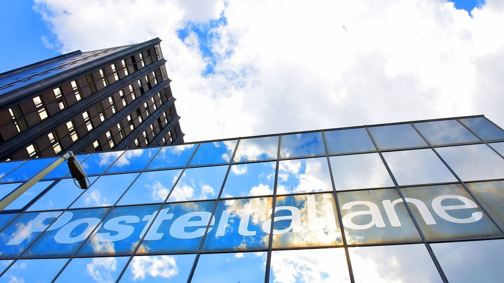 Titolo Poste Italiane accelera con upgrade Barclays. Il 24 luglio il ...