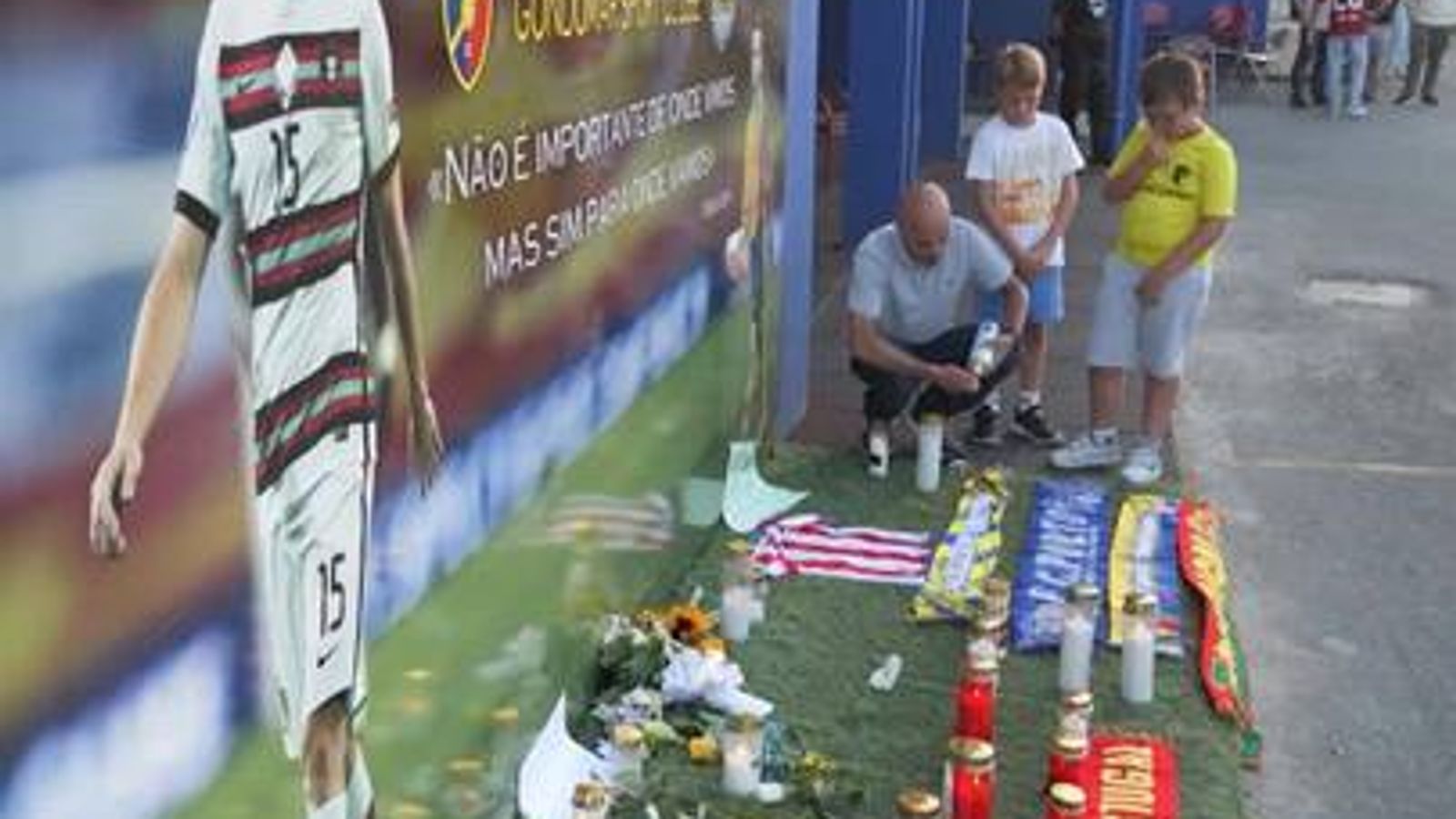 Applause as Diogo Jota's body returns to Porto