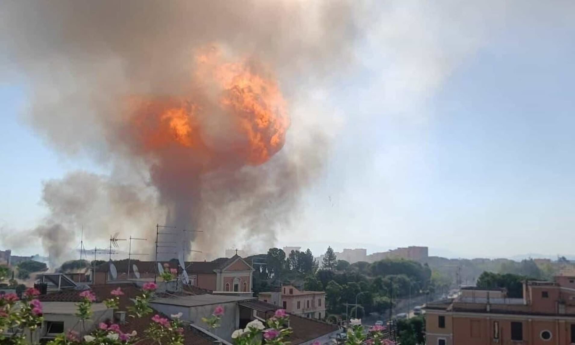 Several injured in huge explosion in Rome as petrol station blows up