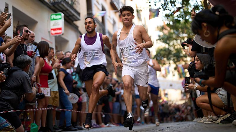 Des coureurs en talons hauts foncent à travers Madrid lors de la Marche ...