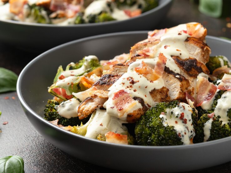 Gesund schlemmen: Low-Carb-Ofenhähnchen mit Brokkoli und Käsesoße