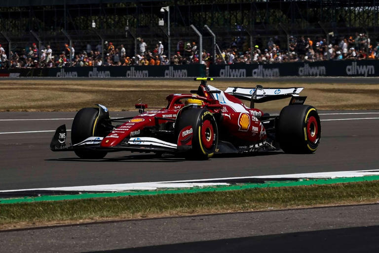 Verstappen worstelt terwijl Hamilton snelste tijd klokt in eerste vrije training op Silverstone