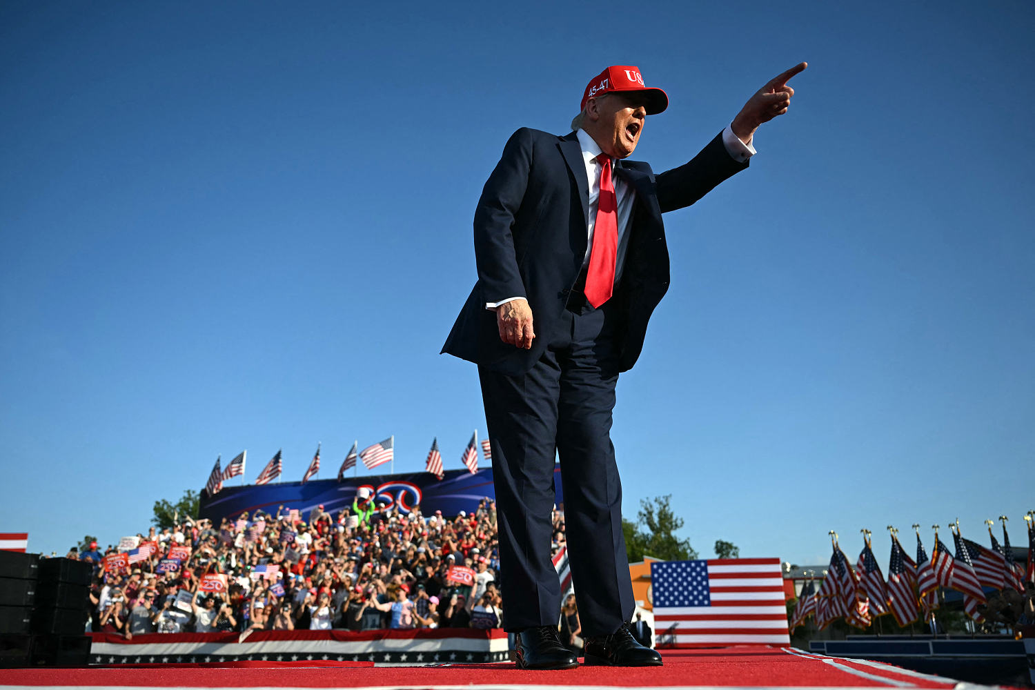 Trump's super PAC raises a massive $177 million, bolstering his ...