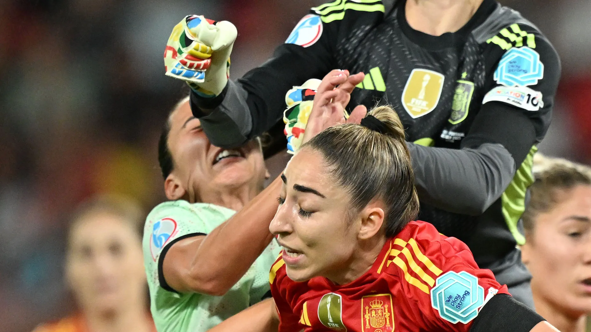 Elleboog in het gezicht, vreselijk schrikken voor de kampioene: de foto's