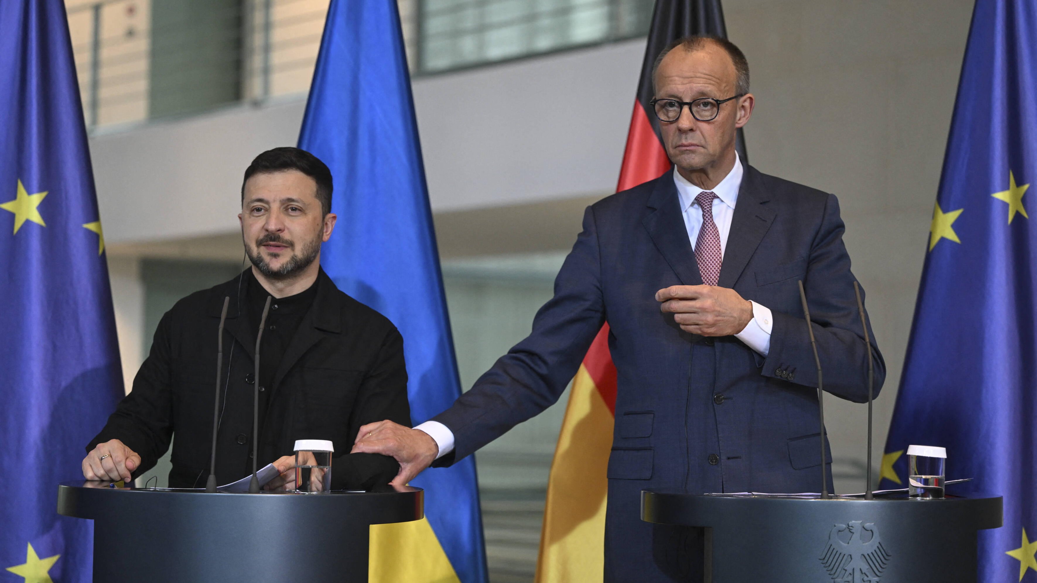 Rosyjskie rakiety znów spadają na Kijów. To powinno przypomnieć ...