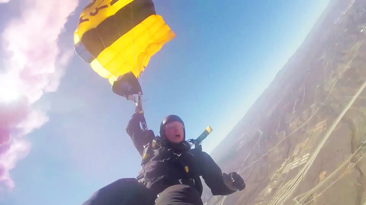 Paratrooper in the US Army experiences parachute malfunction during jump