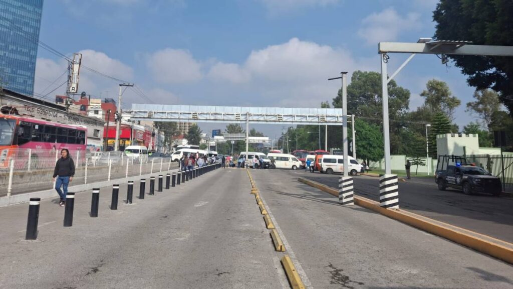 Transportistas bloquean paradero Cuatro Caminos y generan caos vial