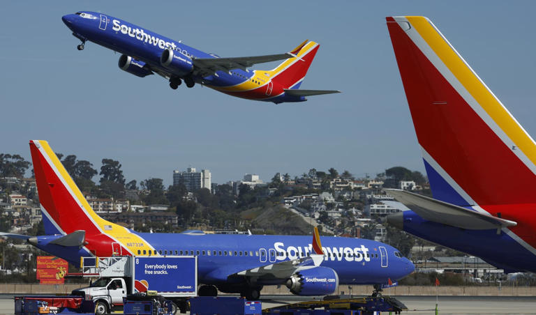 JetBlue flight from Orlando to Worcester rolls off Fla. taxiway