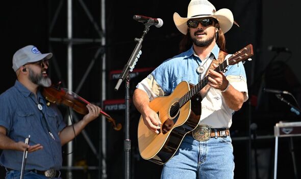 Country singer shocks fans as he stops concert to sign bizarre item