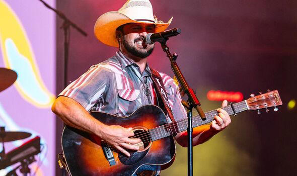 Country singer shocks fans as he stops concert to sign bizarre item