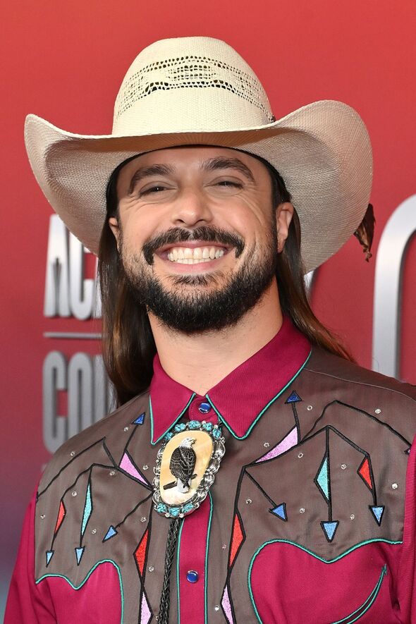 Country singer shocks fans as he stops concert to sign bizarre item