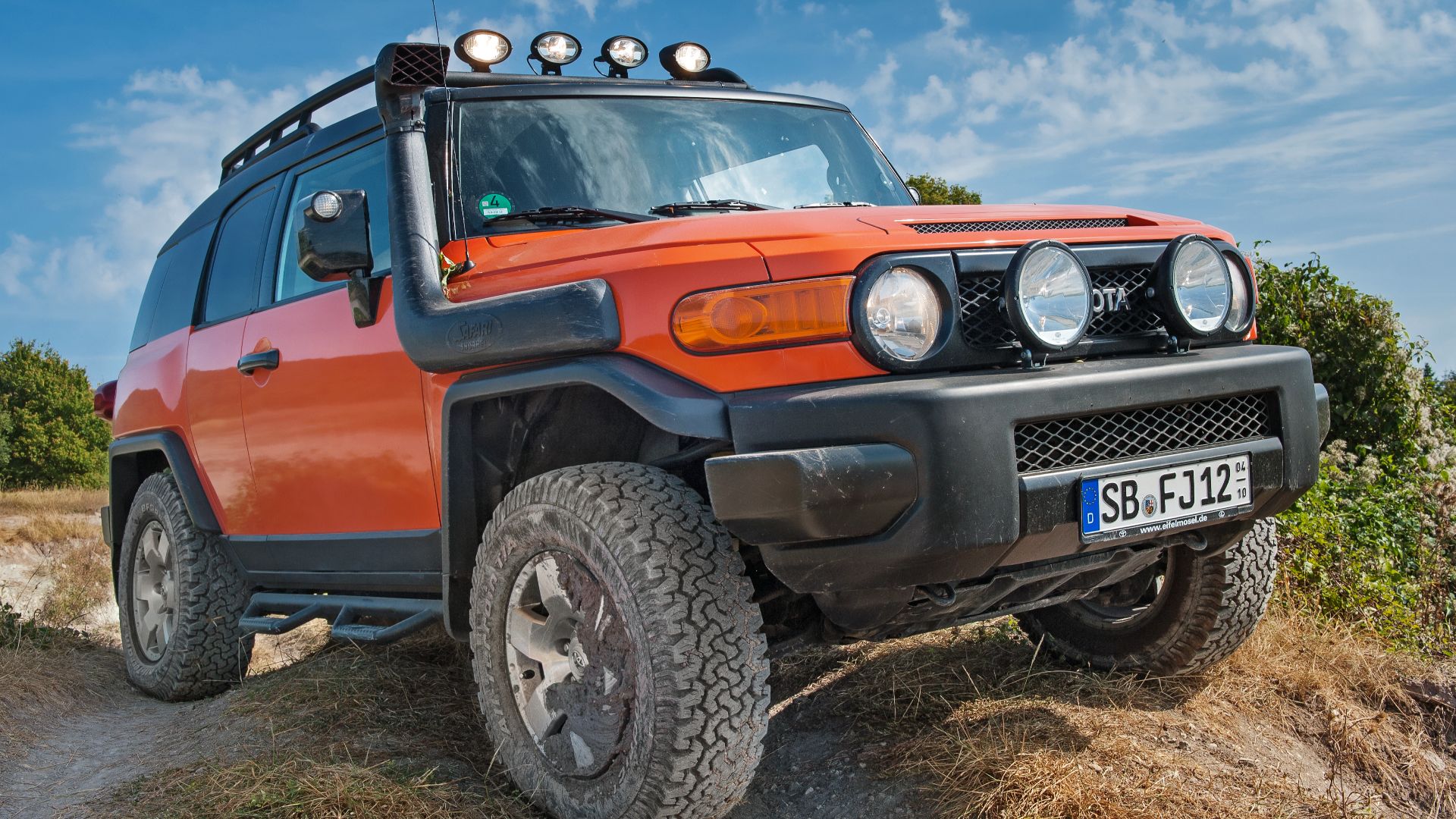 10 Cars With Poor Visibility & 10 Worth Complimenting