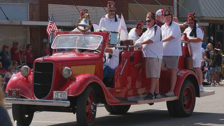 Marshfield, Mo., turns red, white, and blue for its 146th Fourth of ...