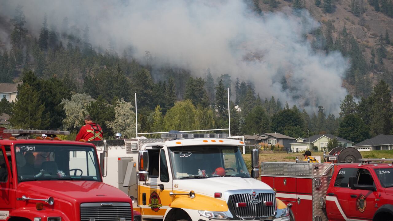 B.C. Wildfire Service continues to fight out-of-control blaze near Hope