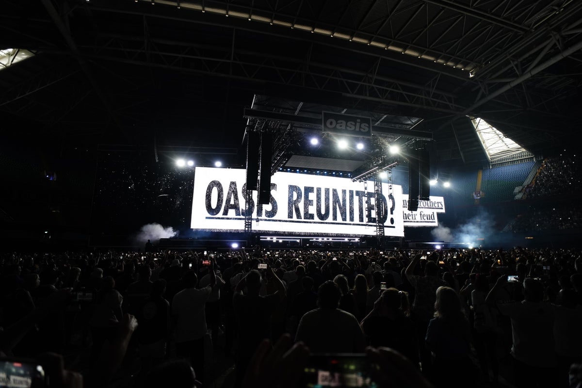 Oasis take to stage for first gig in 16 years to jumping crowd and ...