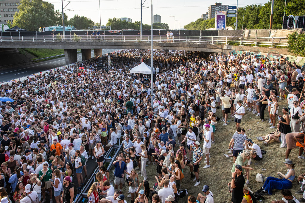 Feest op A10 in Amsterdam even stilgelegd, grote drukte