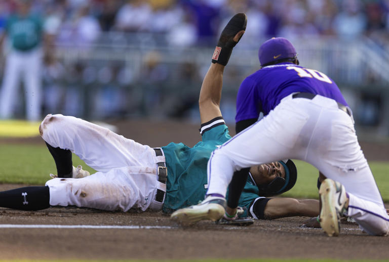 Anderson's 3-hitter against Coastal Carolina in CWS finals opener puts ...