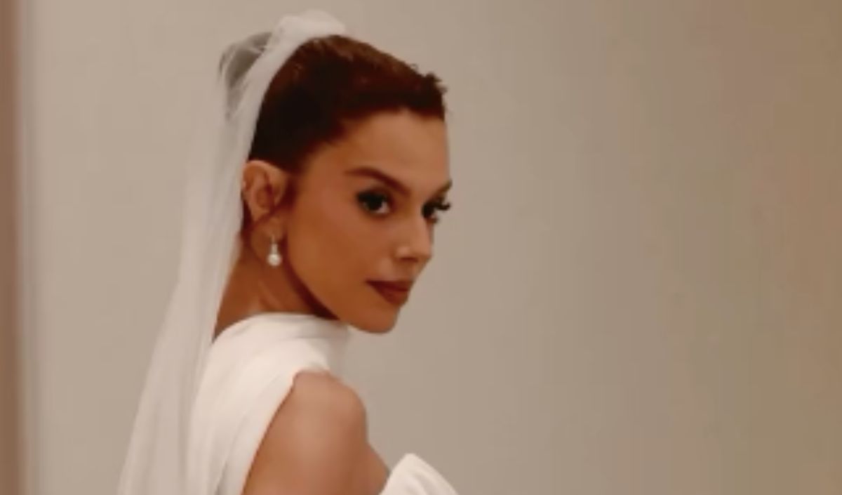 Giovanna Lancellotti aposta em vestido de noiva grifado com decote ...