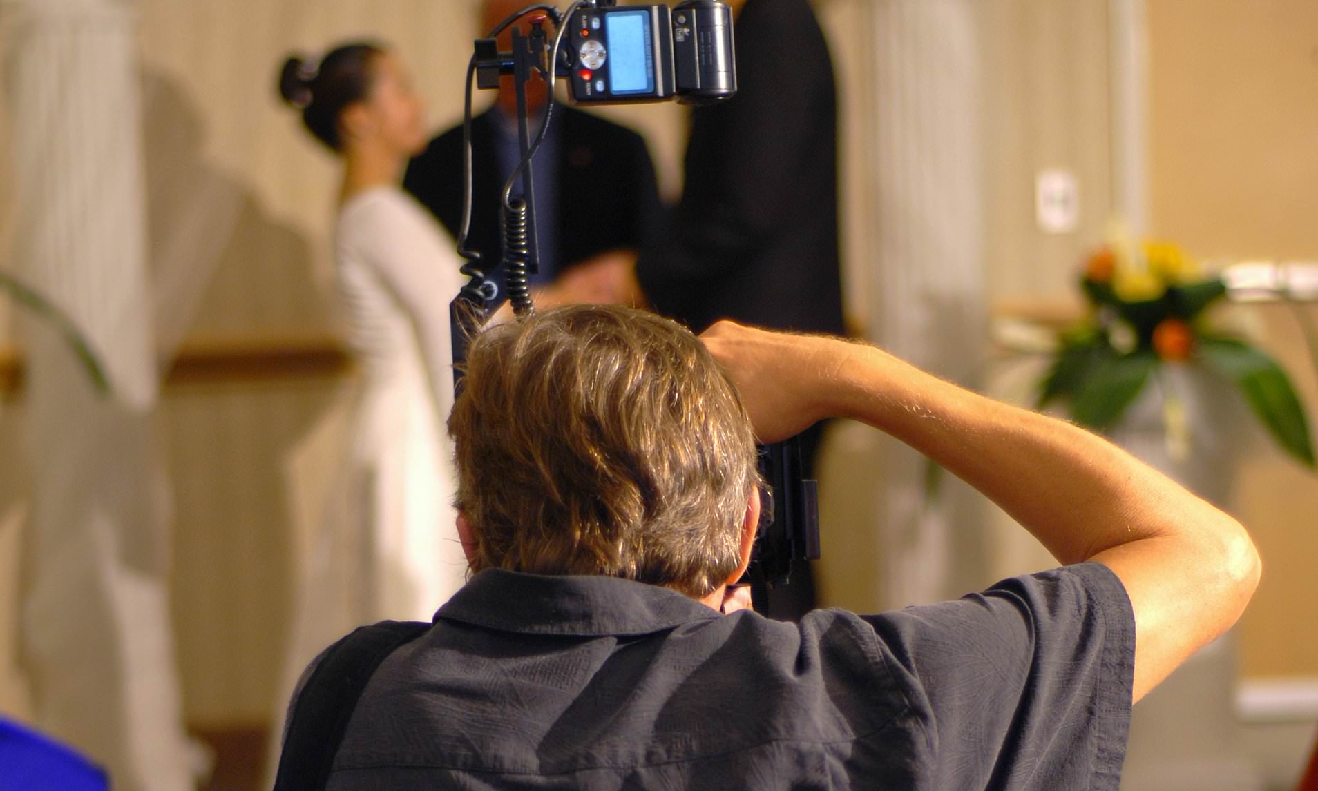 Outraged couple sues photographer who made incredible demand to guests ...
