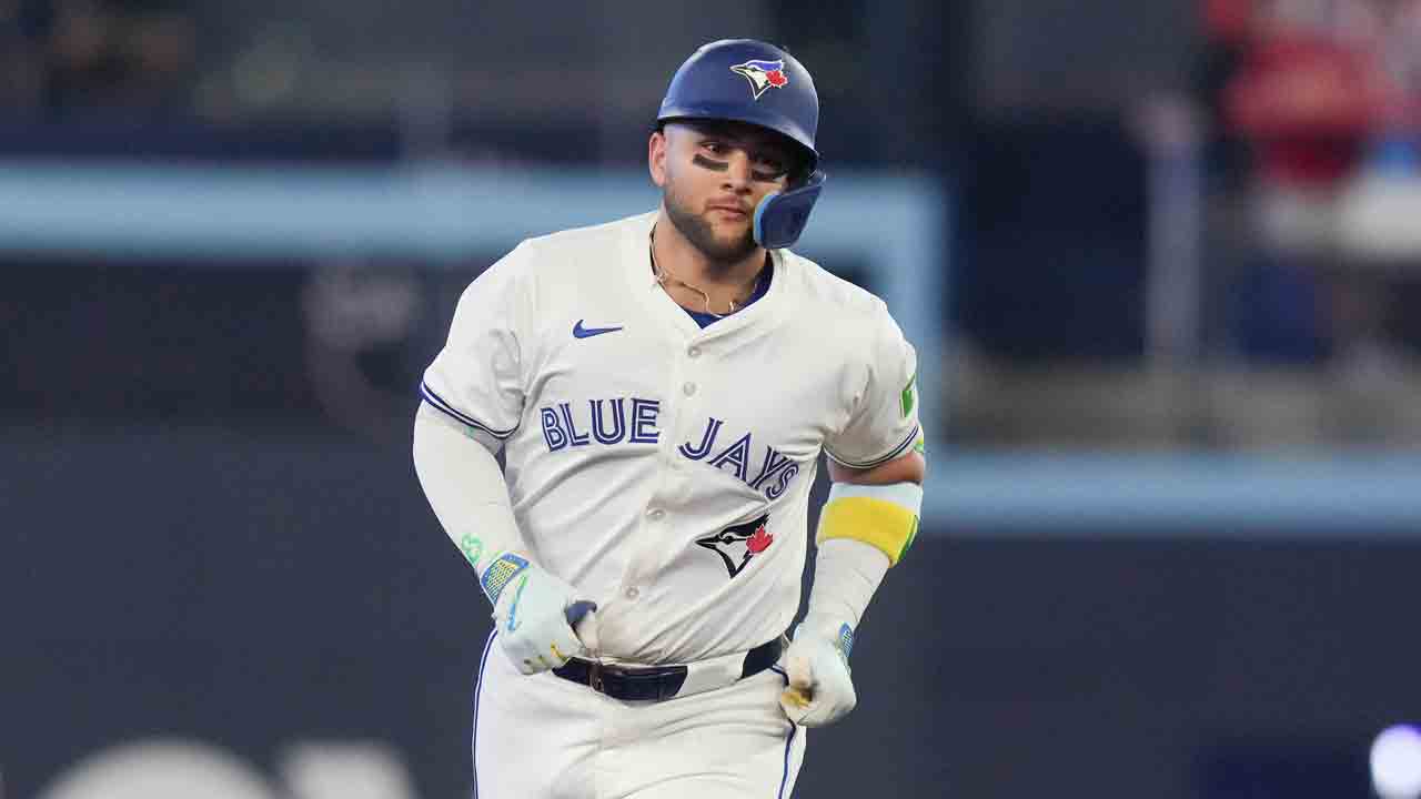 Blue Jays’ Bichette removed from lineup vs. Yankees due to knee discomfort