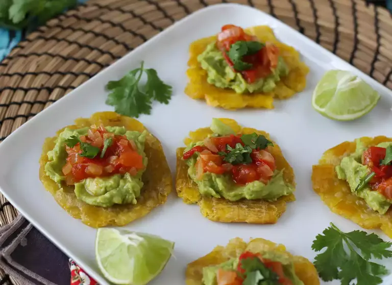 Patacones con hogao y guacamole