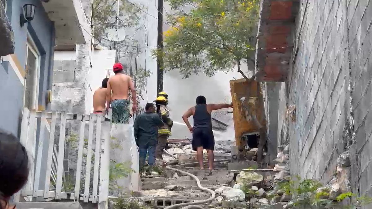 Incendio en techo de casa provoca intensa nube de humo en Monterrey