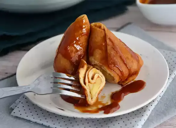 Samosas de crepes con manzanas caramelizadas