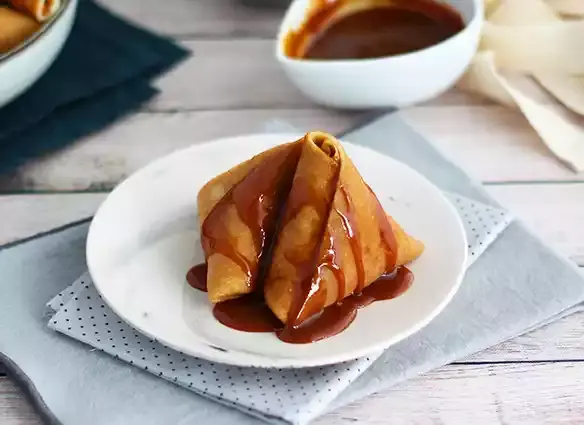 Samosas de crepes con manzanas caramelizadas