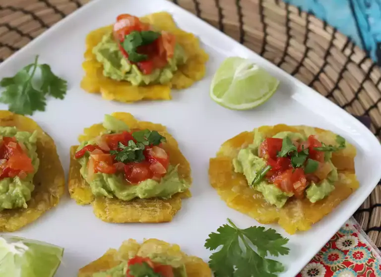 Patacones con hogao y guacamole