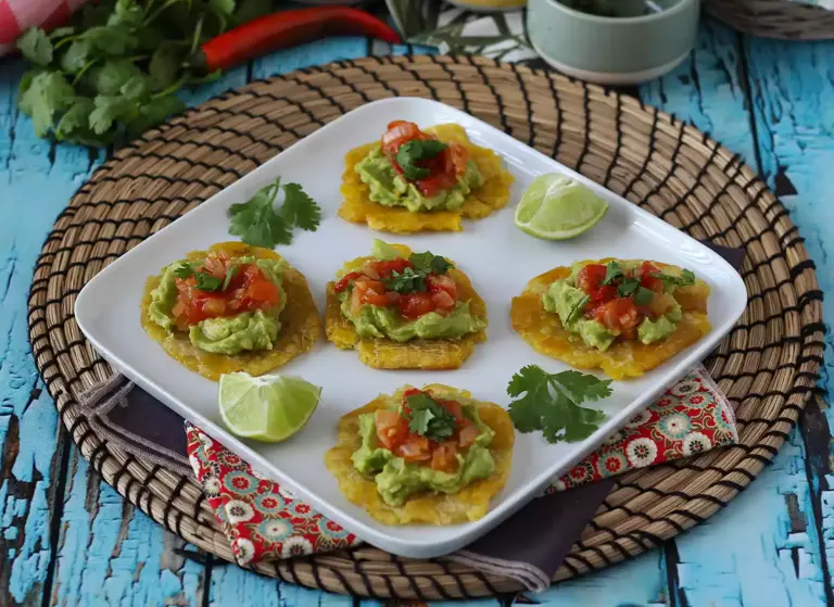 Patacones con hogao y guacamole