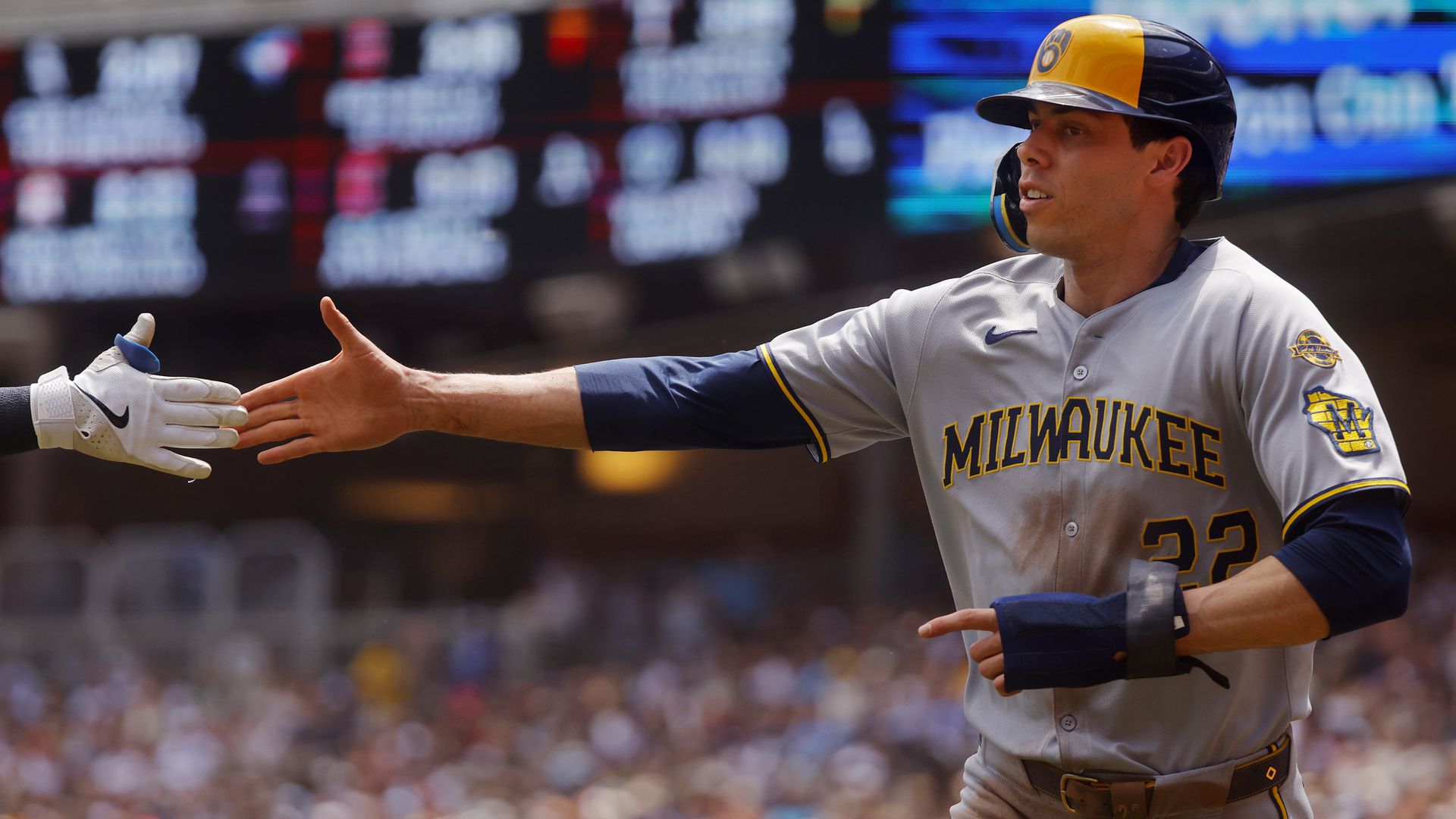 Brewers dominate Twins in 9-0 victory