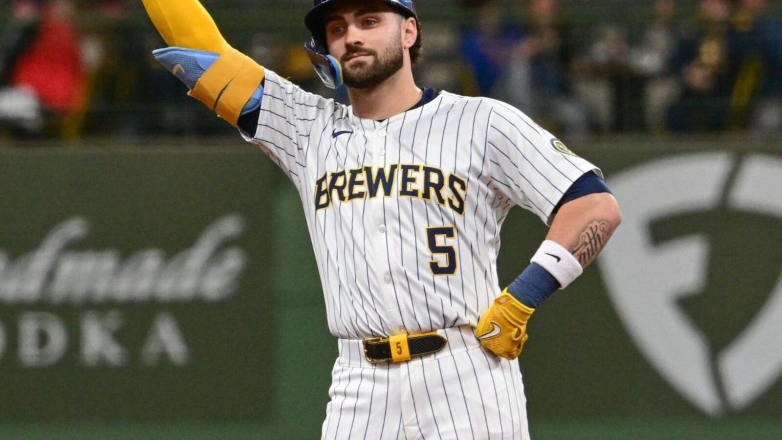 Milwaukee Brewers and outfielder Garrett Mitchell agree on a 1-year ...