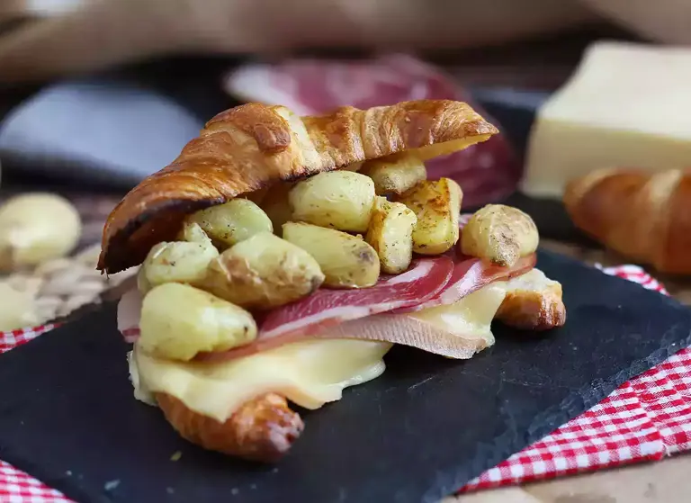 Croissant con queso raclette y patata para un brunch gourmet