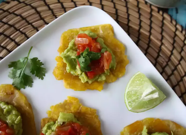Patacones con hogao y guacamole