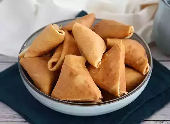 Samosas de crepes con manzanas caramelizadas