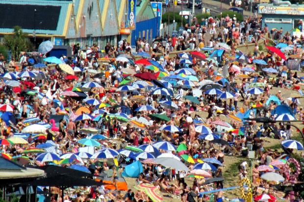 Photos show packed Southend seafront as mini-heatwave sweeps the UK
