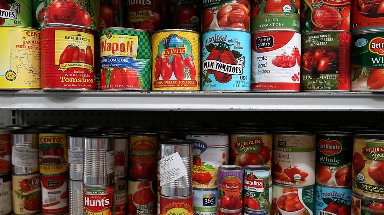 How To Turn A Tomato Can Into An Eye-Catching Centerpiece