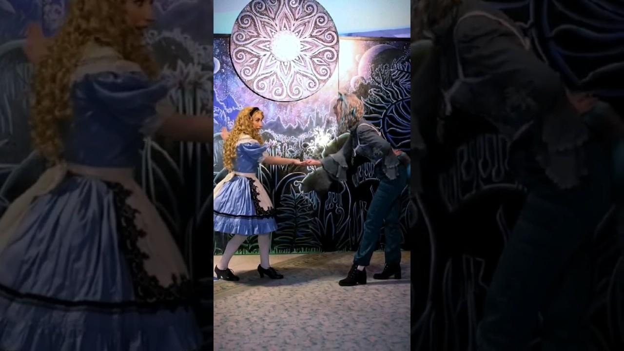 A Dance With The Cheshire Cat🩵 #aliceinwonderland #cosplayers