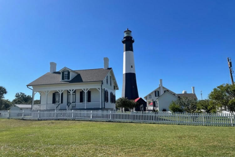 Hidden Coastal Gems: 4 Small Beach Towns That Beat the Crowds