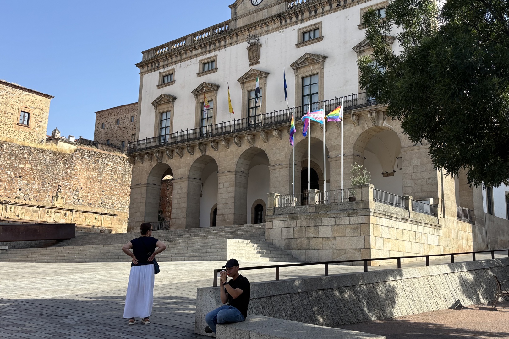 Alcalde de Cáceres denuncia a una mujer por arriar banderas LGTB ...