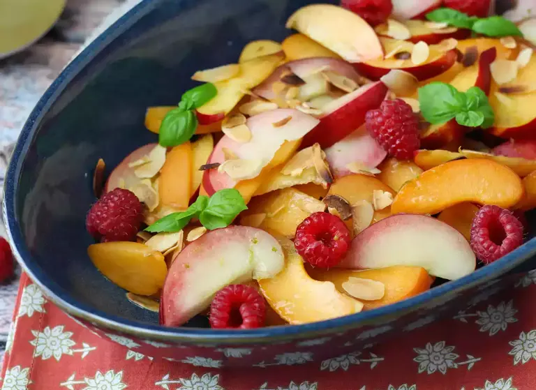 Salade de fruits: pêche abricot framboise super gourmande!