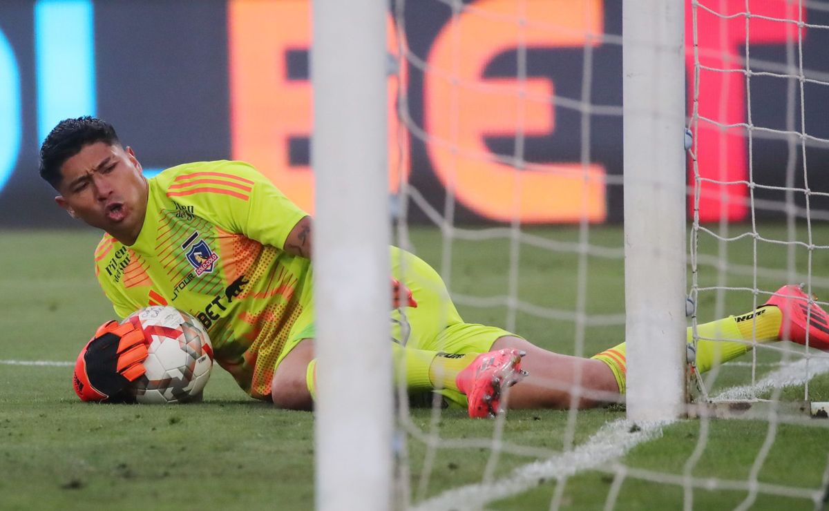 “El Oliver Kahn de Macul” Hinchas de Colo Colo reaccionan con memes al ...