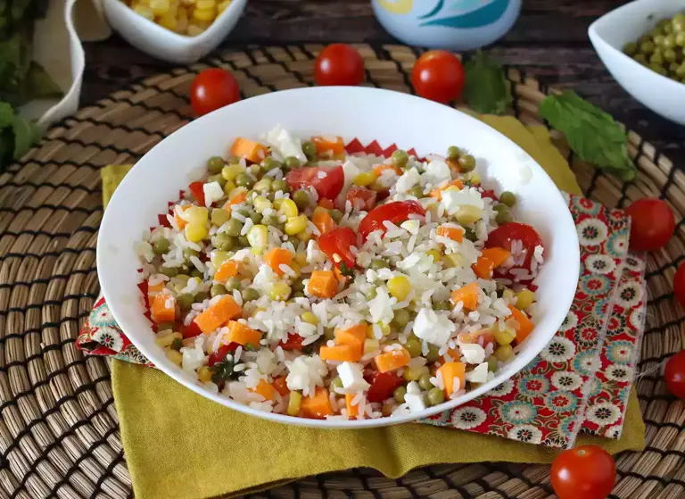 Ensalada de arroz vegetariana: maíz, queso feta, zanahorias, guisantes ...