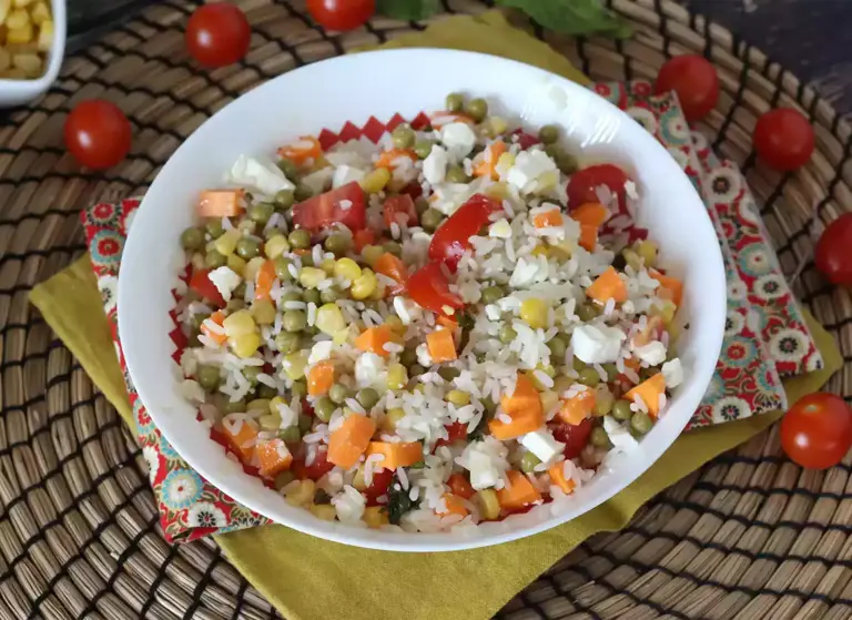 Ensalada de arroz vegetariana: maíz, queso feta, zanahorias, guisantes ...