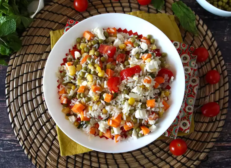 Ensalada de arroz vegetariana: maíz, queso feta, zanahorias, guisantes ...