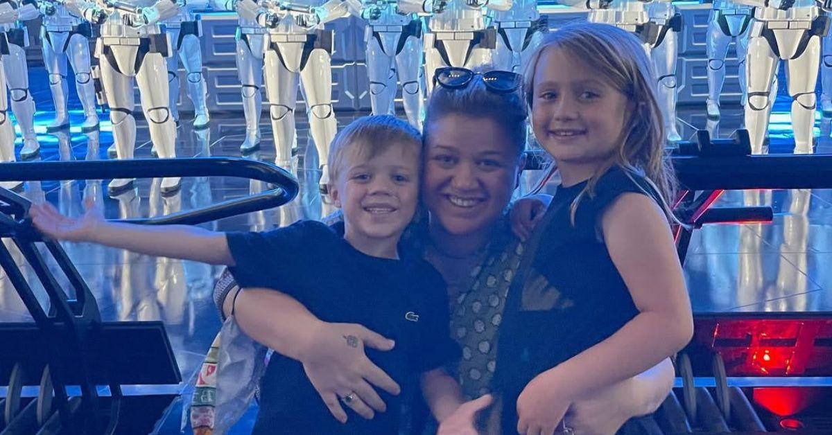 Kelly Clarkson 'Tried' to Keep Family Emergency 'Under Wraps' Amid ...