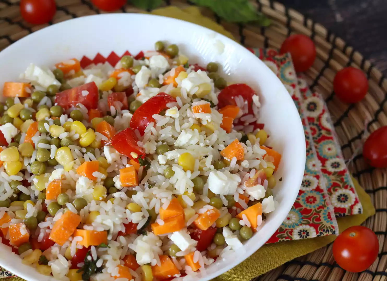 Ensalada de arroz vegetariana: maíz, queso feta, zanahorias, guisantes ...