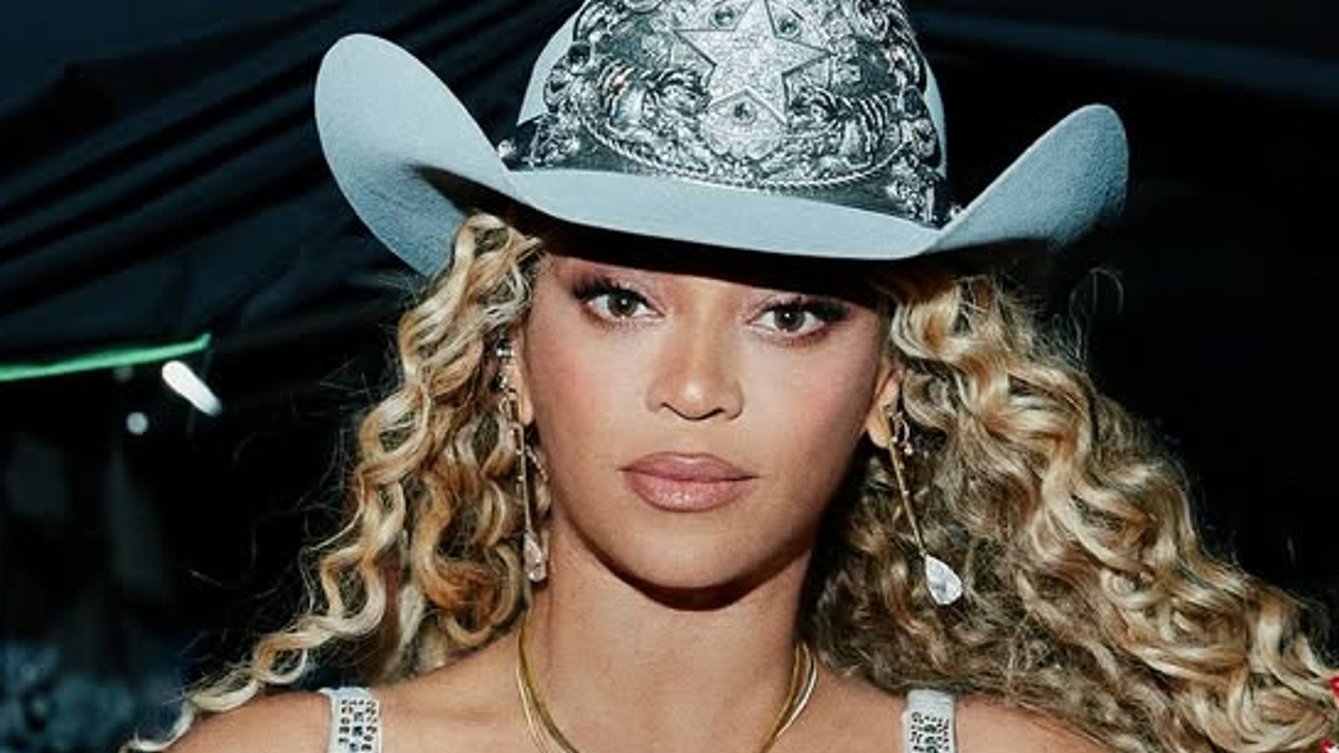 Beyoncé's daughter Rumi distracts mom and sister Blue Ivy mid ...