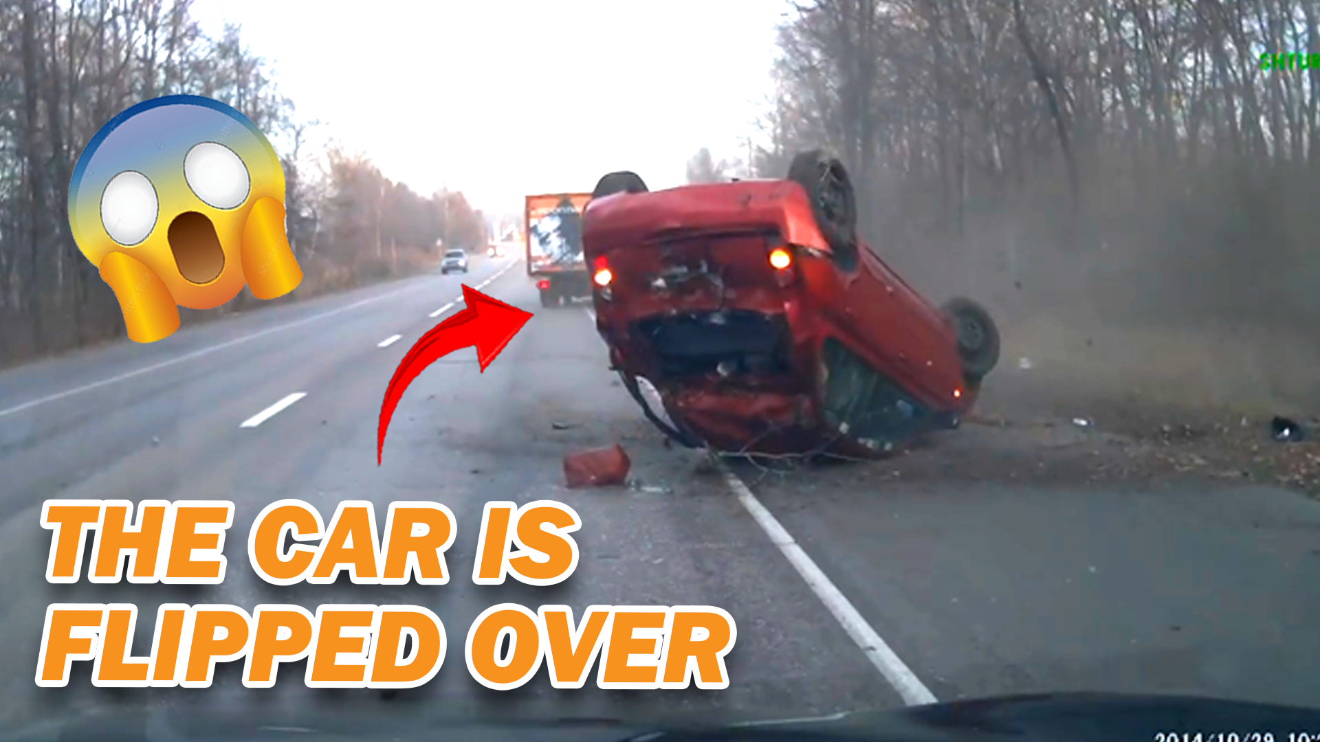 Terrifying Crash Ends in Flip – Stay Alert, Drive Safe! 🚗⚠️