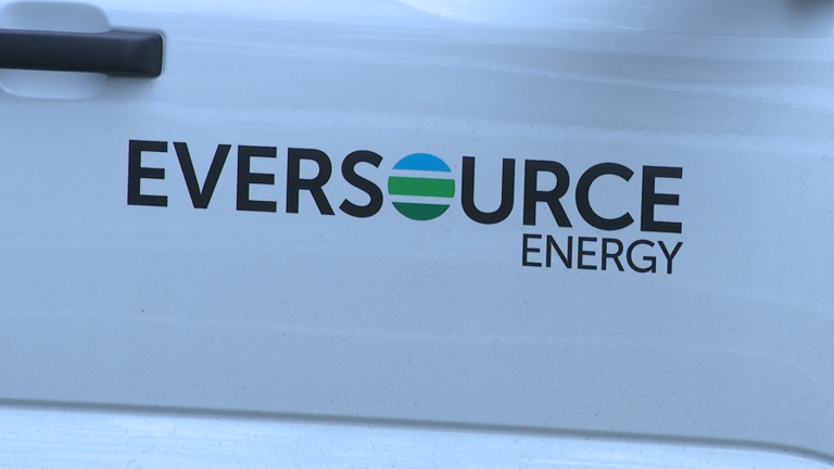 Power restored to 1K customers, traffic lights in Manchester